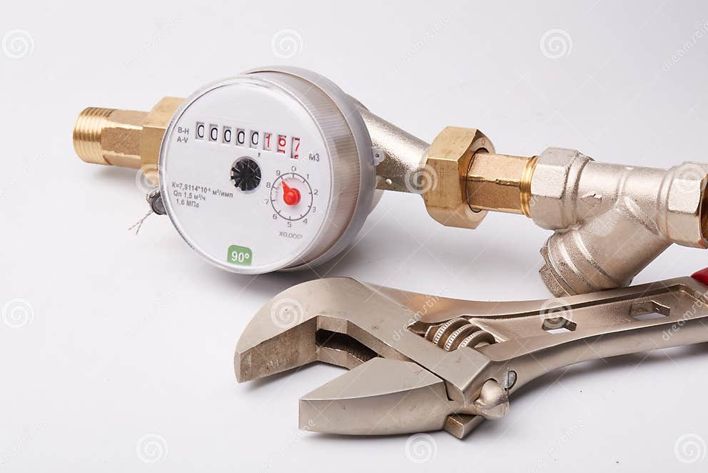 Wasserzähler Auf Einem Weißen Hintergrund Stockfoto - Bild von koppelung, befestigen: 75014656