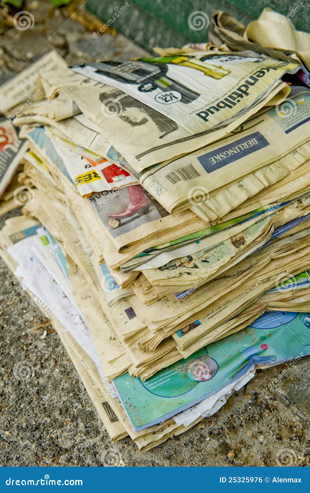 Waste paiper editorial photo. Image of paper, danish - 25325976
