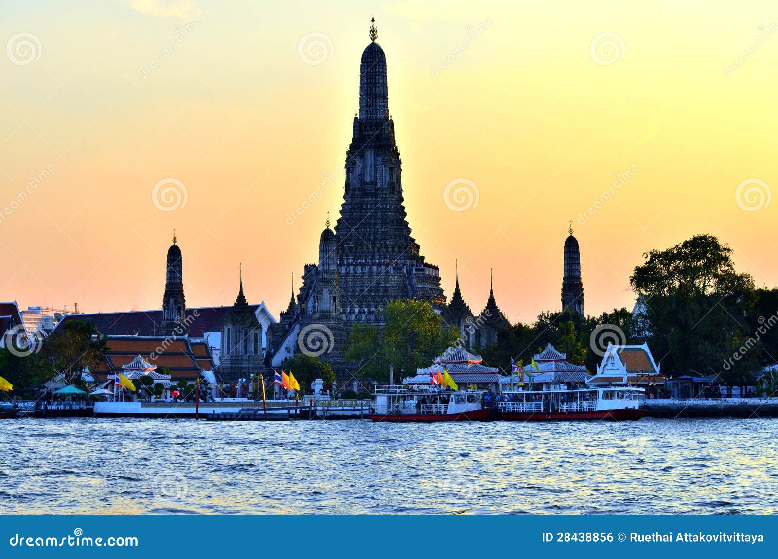 Wat Arun during sunset stock photo. Image of province - 28438856