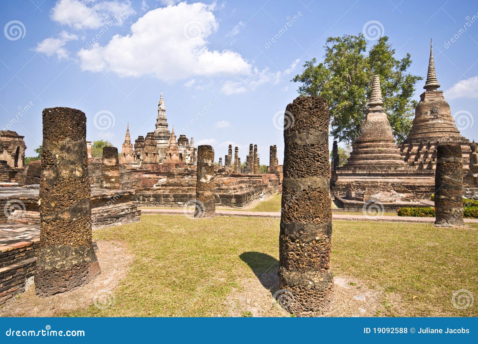 Wat Mahathat stockfoto. Bild von buddhismus, pagode, architektur - 19092588