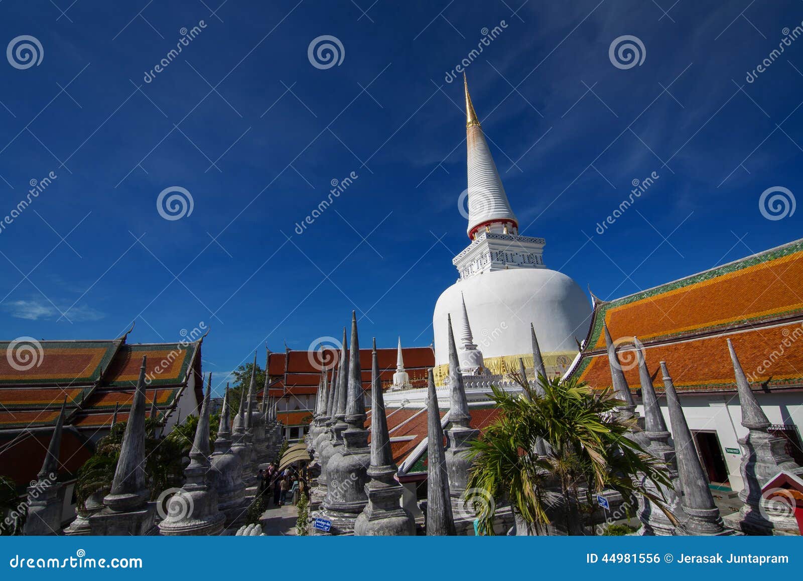Wat Mahathat Woramahawihan foto de stock. Imagem de céu - 44981556