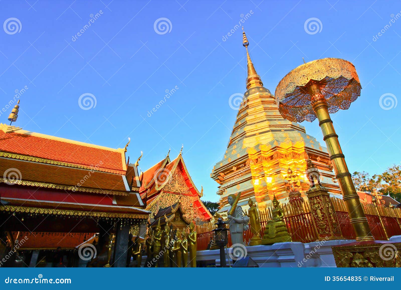 Wat Phra that Doi Suthep image stock. Image du stationnement - 35654835