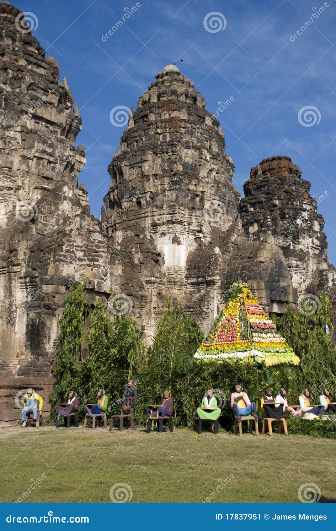 Wat Phra Prang Sam Yot foto editorial. Imagen de mono - 17837951