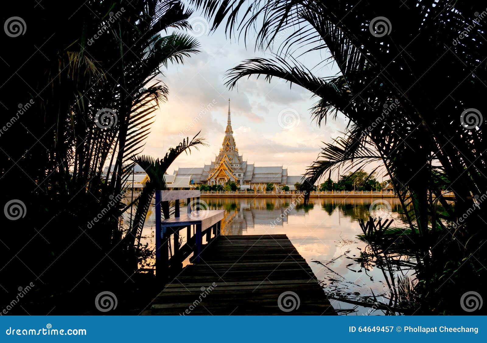 Wat Sothon Wararam Worawihan Looking through the Tunnel of Trees Stock ...