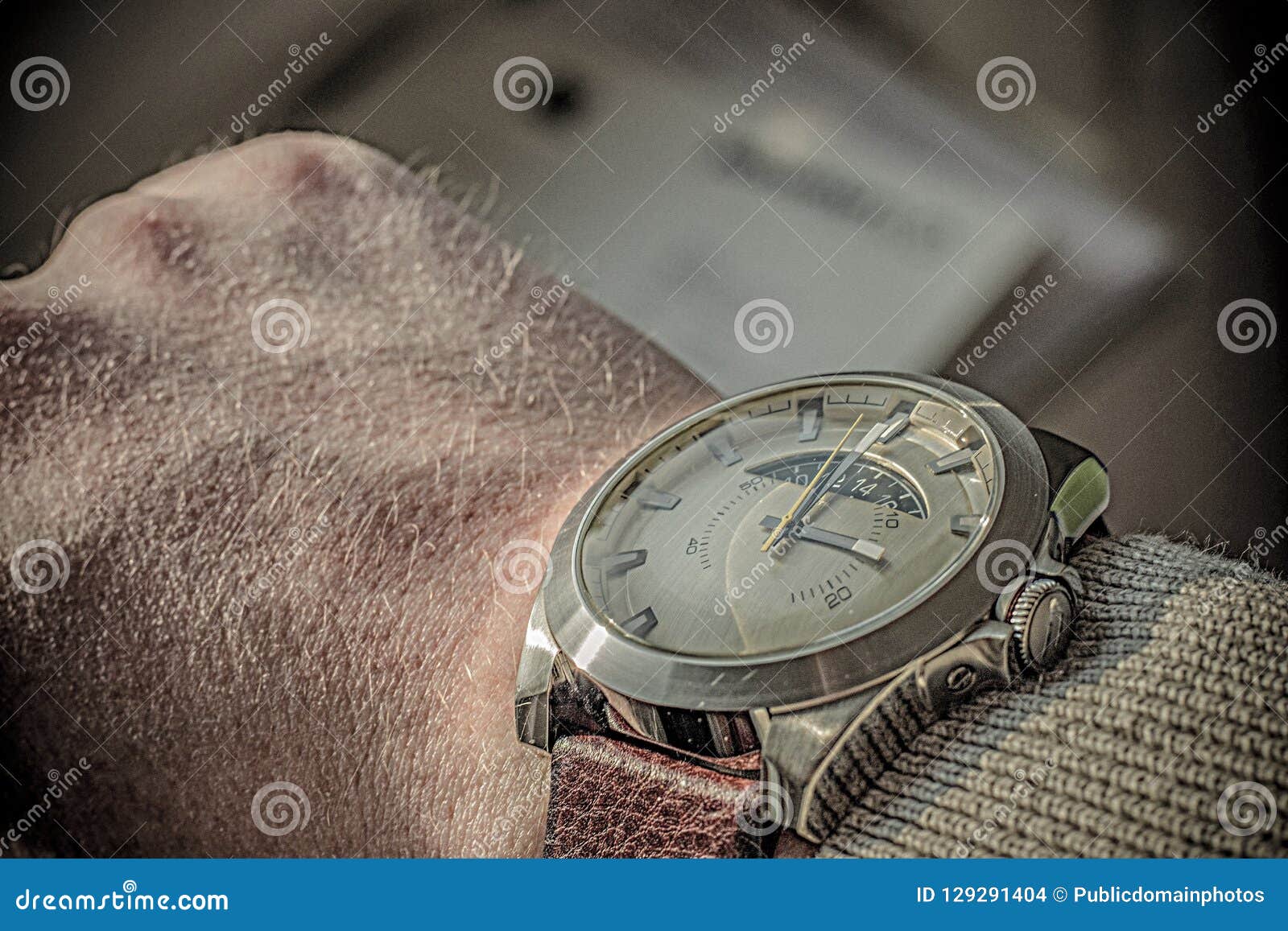 Watch, Close Up, Wrist, Product Picture. Image: 129291404
