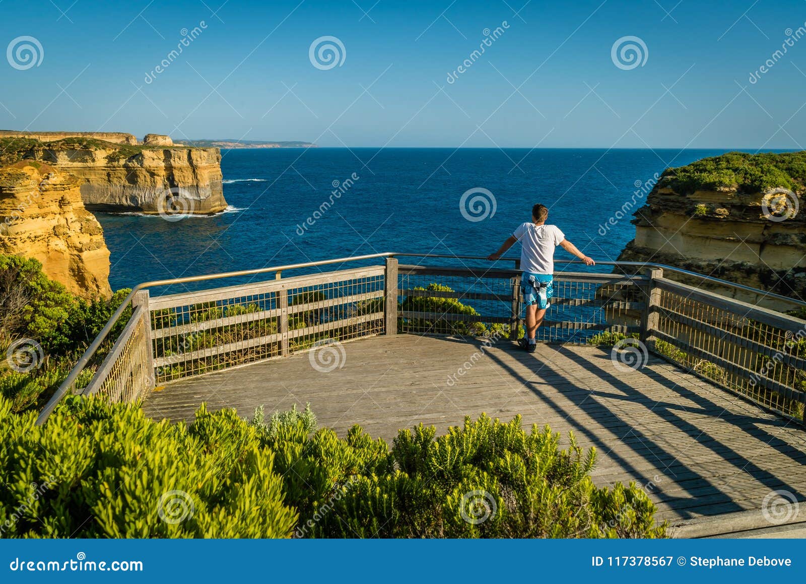 Watching the Ocean from a Lookout on the Great Ocean Road Editorial ...