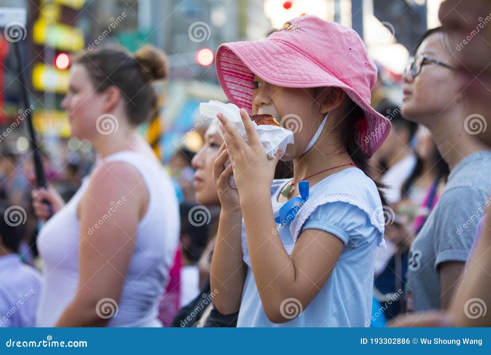Watching Performance, Taiwanese Temple Fair, Crowd Editorial Photo ...
