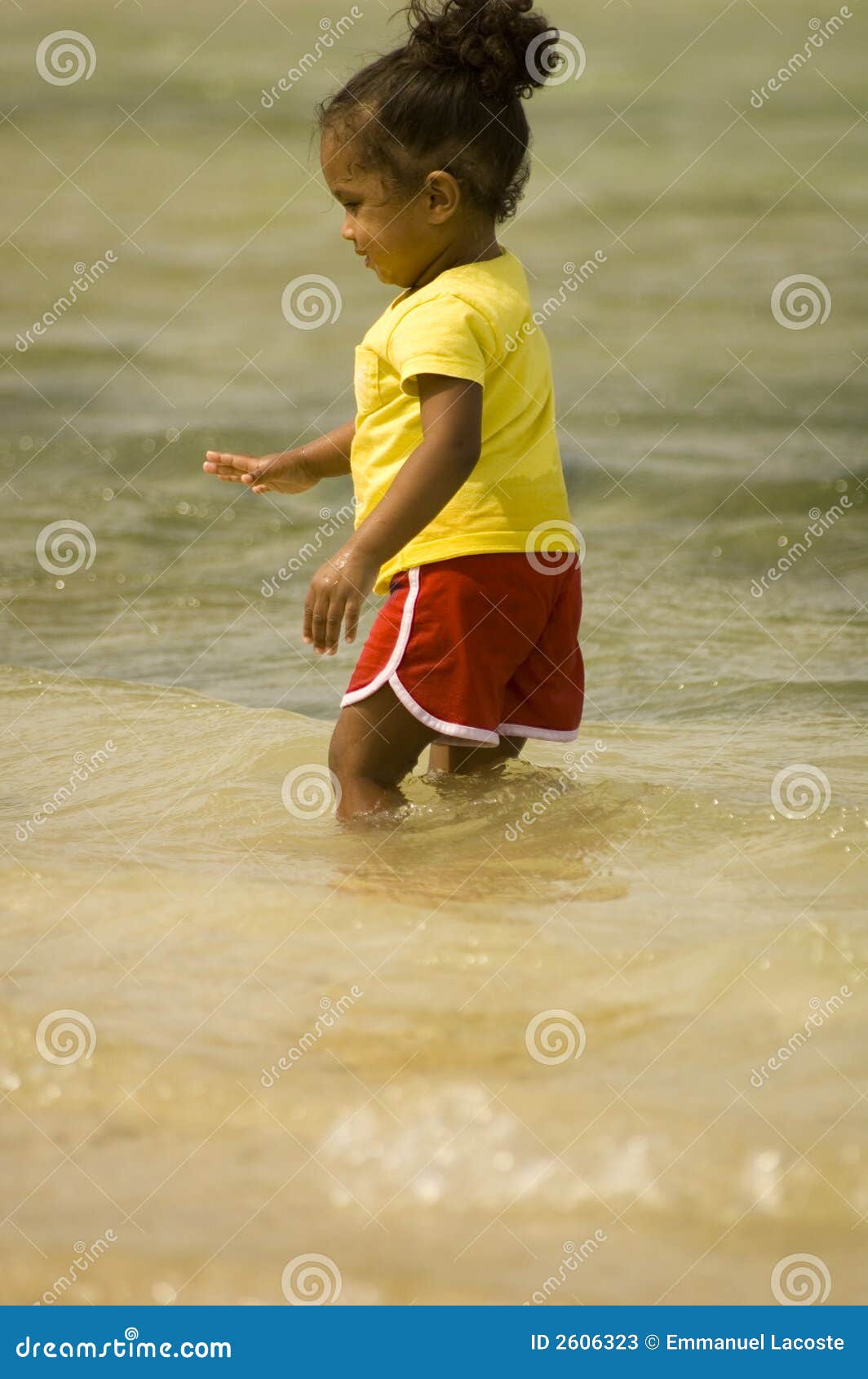 Waten im Wasser stockbild. Bild von knabe, draussen, ozean - 2606323