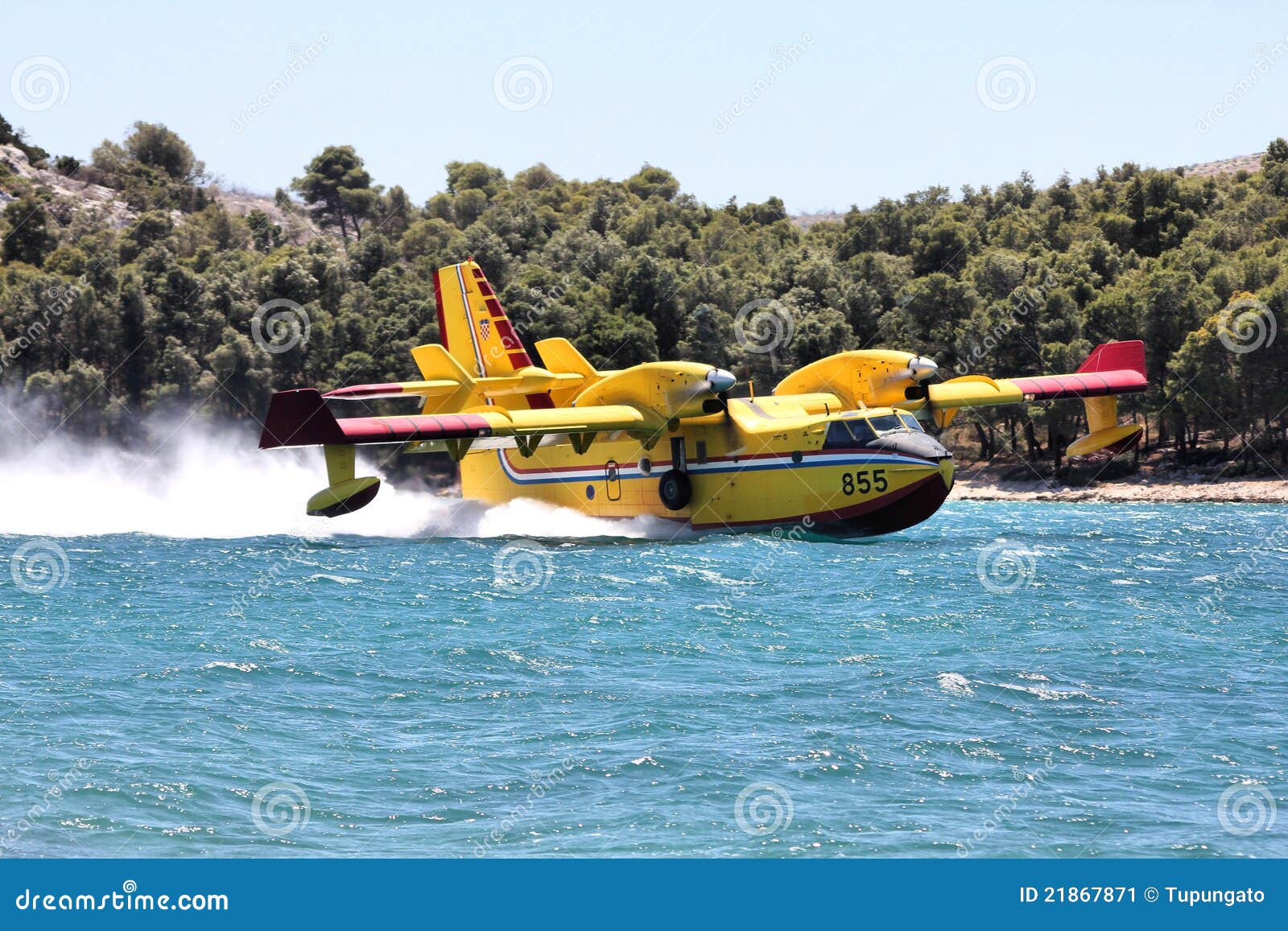 Water bomber aircraft editorial photo. Image of airplane - 21867871