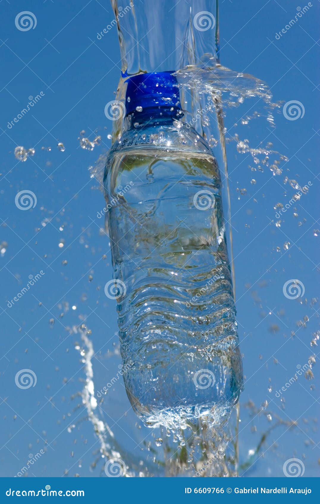 Water botle stock foto. Image of fles, vloeistof, water - 6609766