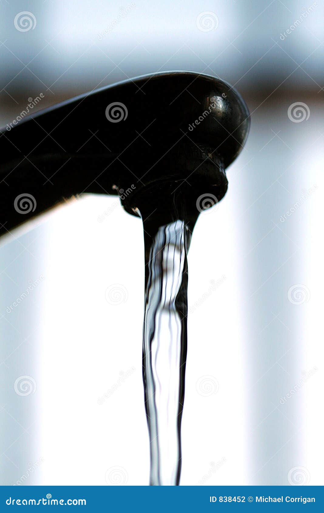 Water Dat Van Een Kraan Stroomt Stock Foto Image Of Giet Drank 838452