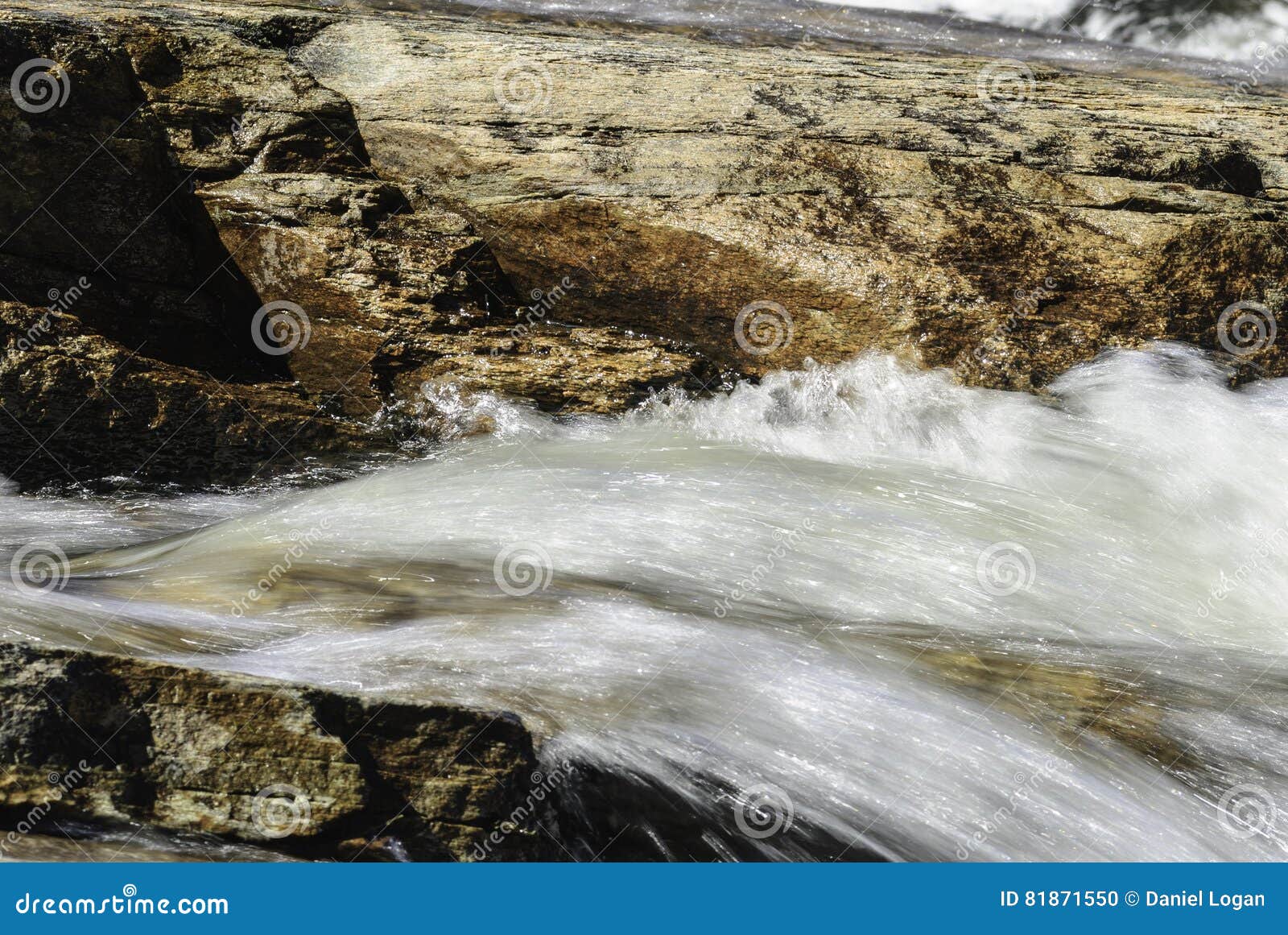 Water Die Over Rotsen Meeslepen Stock Foto - Image of bevorder ...