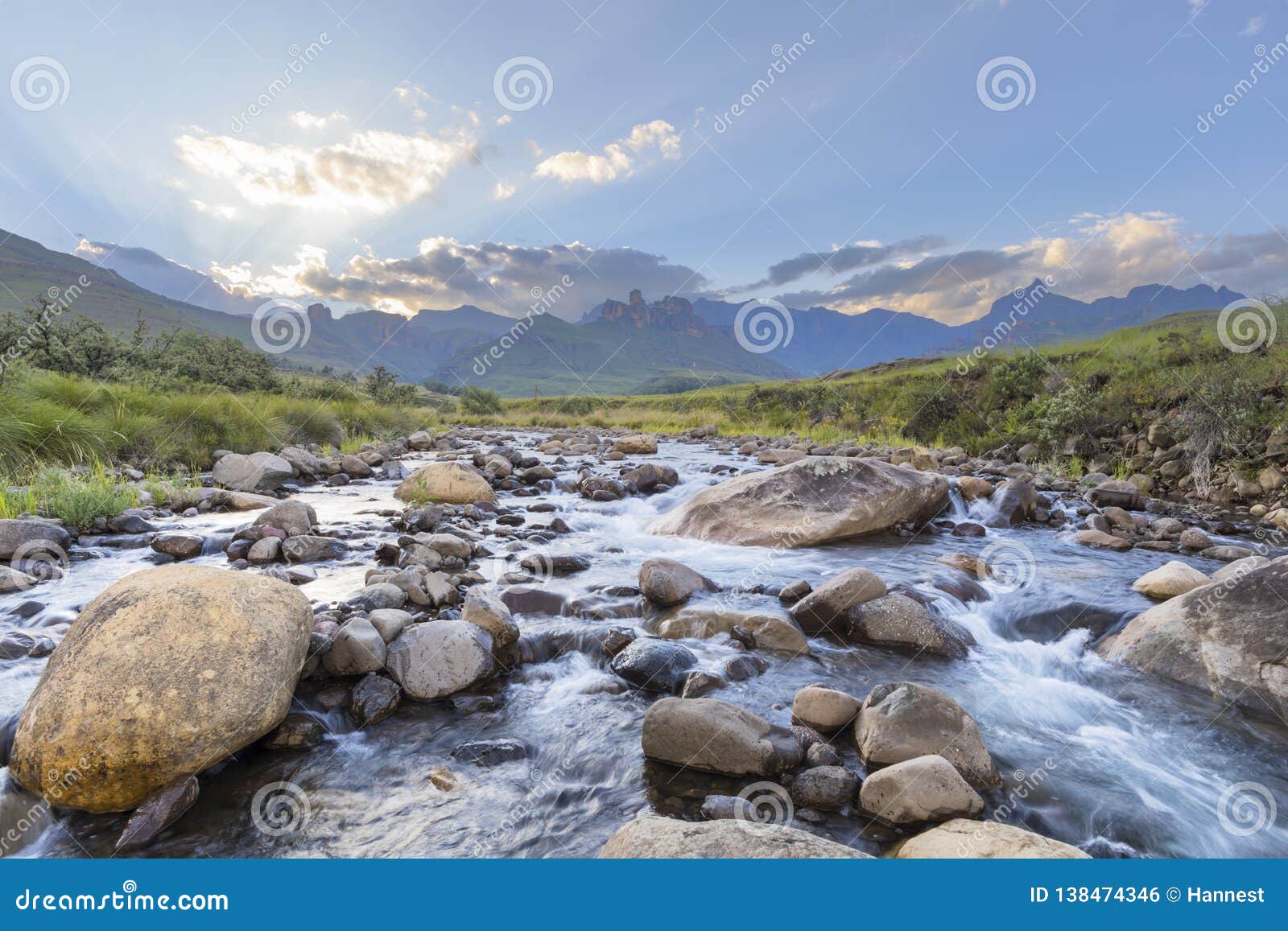 Water Die Tussen De Rotsen in Het Rivierbed Stromen Stock Foto - Image ...