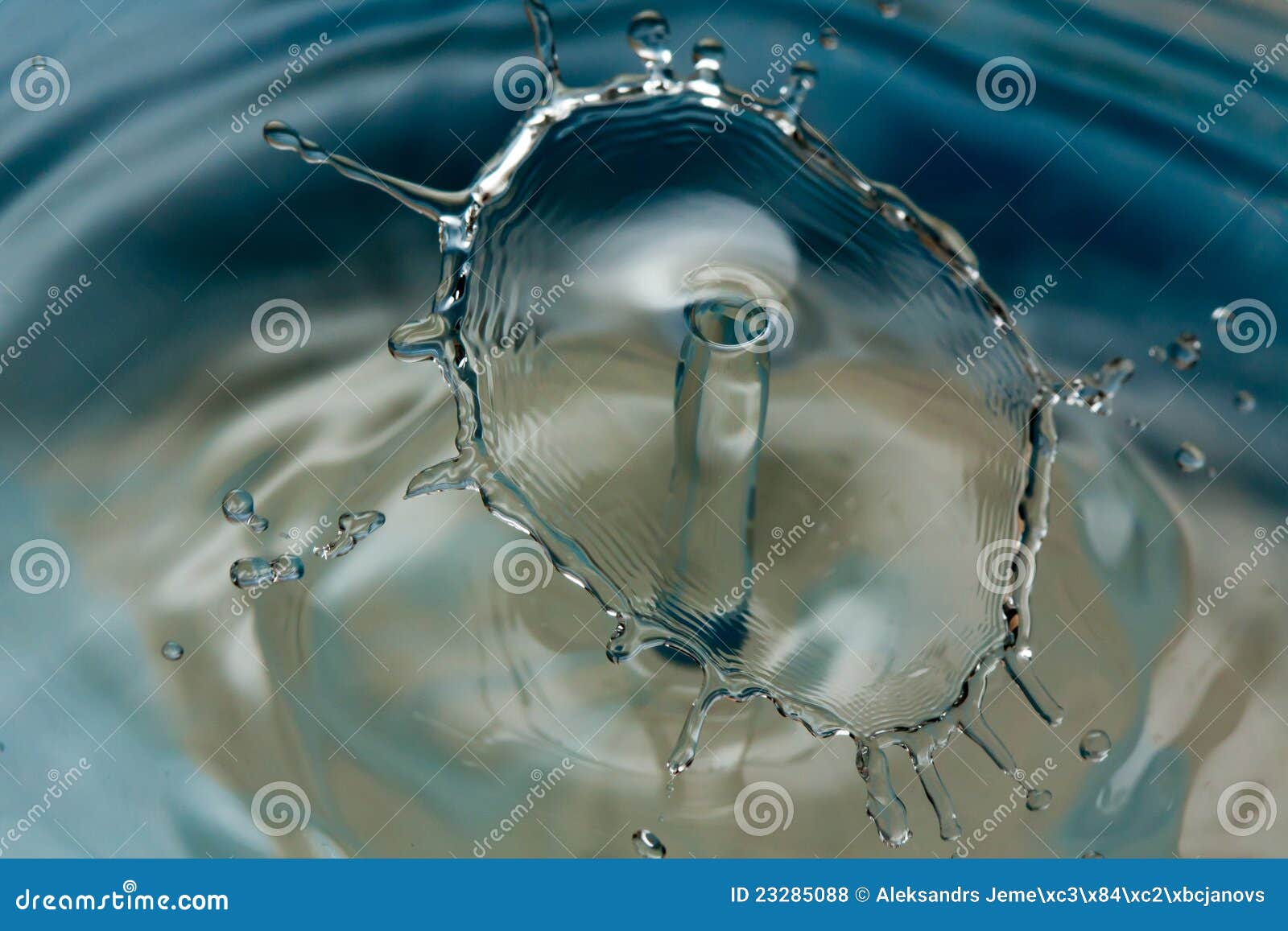 Water Drop Falling and Colliding Stock Photo - Image of liquid, explode ...