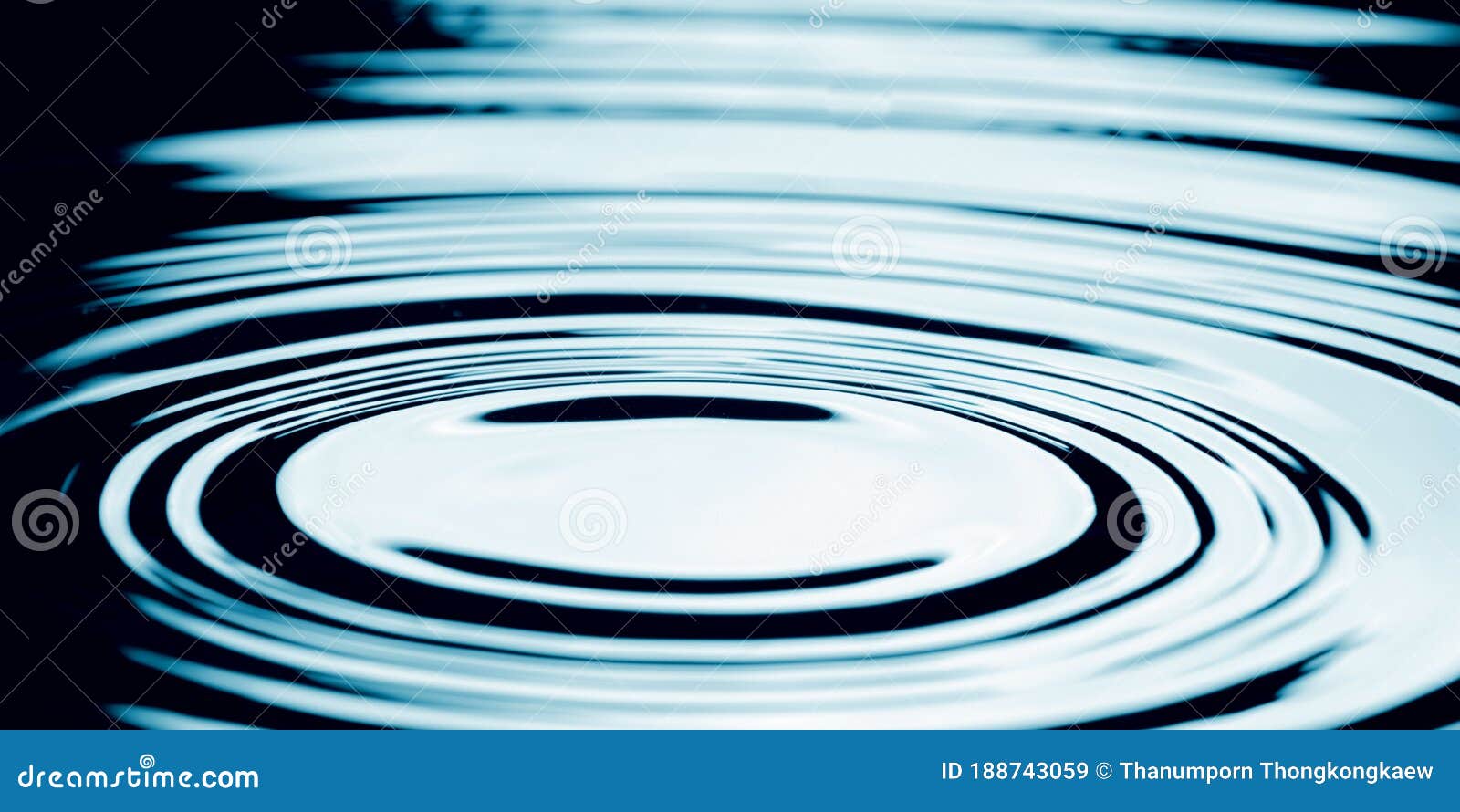 Water Drop Falling into Water Making a Perfect Concentric Circles Stock ...