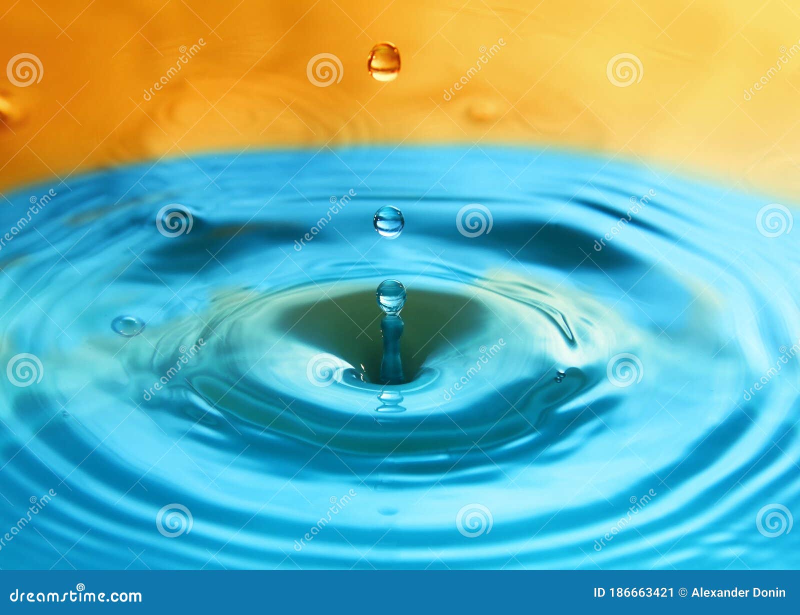 Water Drop Falling into Water Making a Perfect Concentric Circles Stock ...