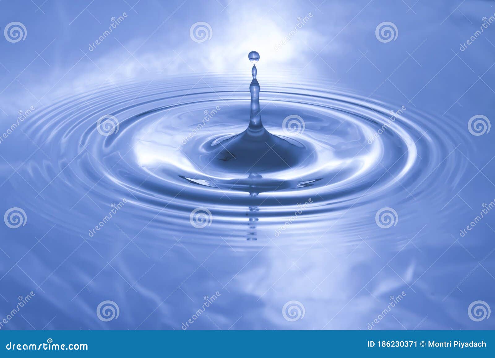 The Water Droplets Fall on the Water Stock Image - Image of droplet ...