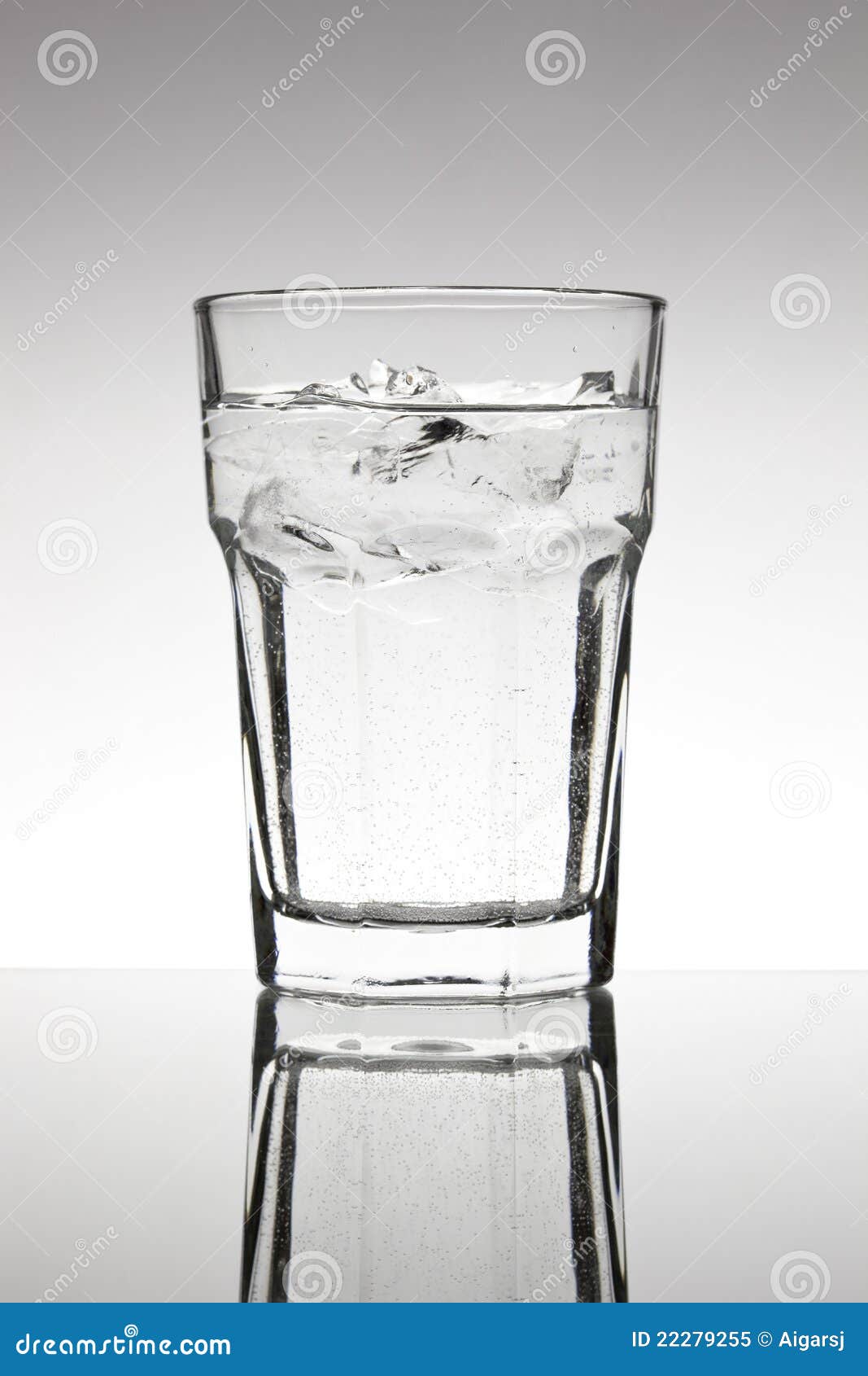 Water en ijs stock afbeelding. Image of condensatie, achtergrond - 22279255