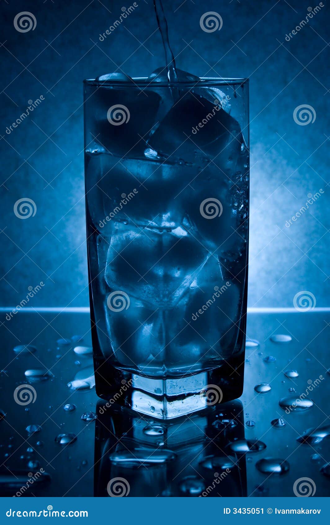 Water en Ijs stock afbeelding. Image of gieten, aarde - 3435051