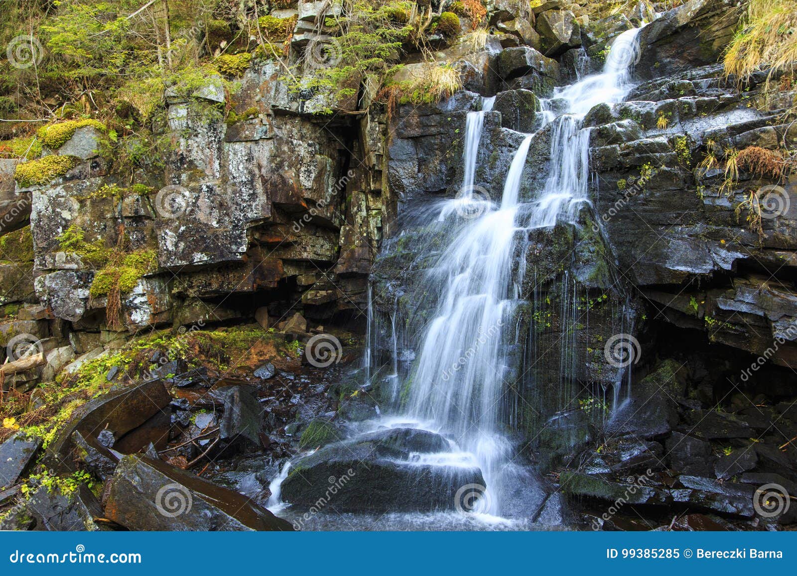 Water Falling Over the Rock Stock Image - Image of flow, green: 99385285