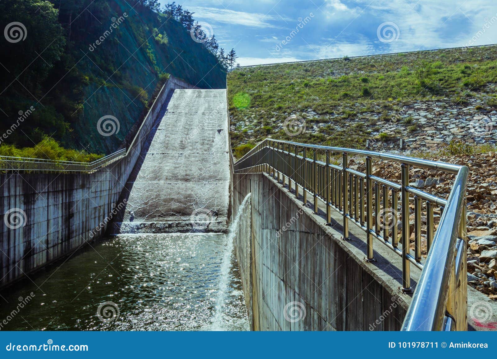 Water Flowing Down Spillway Stock Image - Image of falling, flow: 101978711