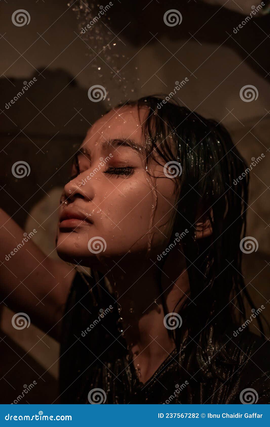 Water Flows into a Women Head and Face with a Flat Expression Stock ...