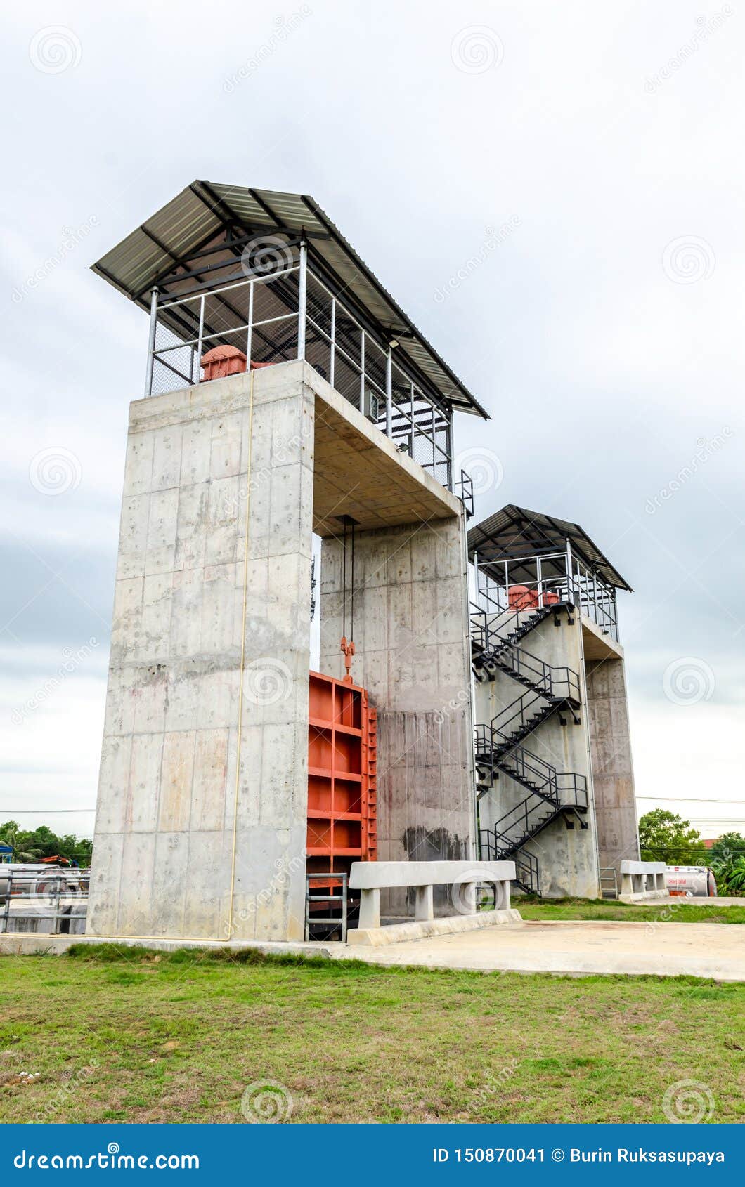 Water Gates. Sluice Gate in Irrigation System Stock Image - Image of ...