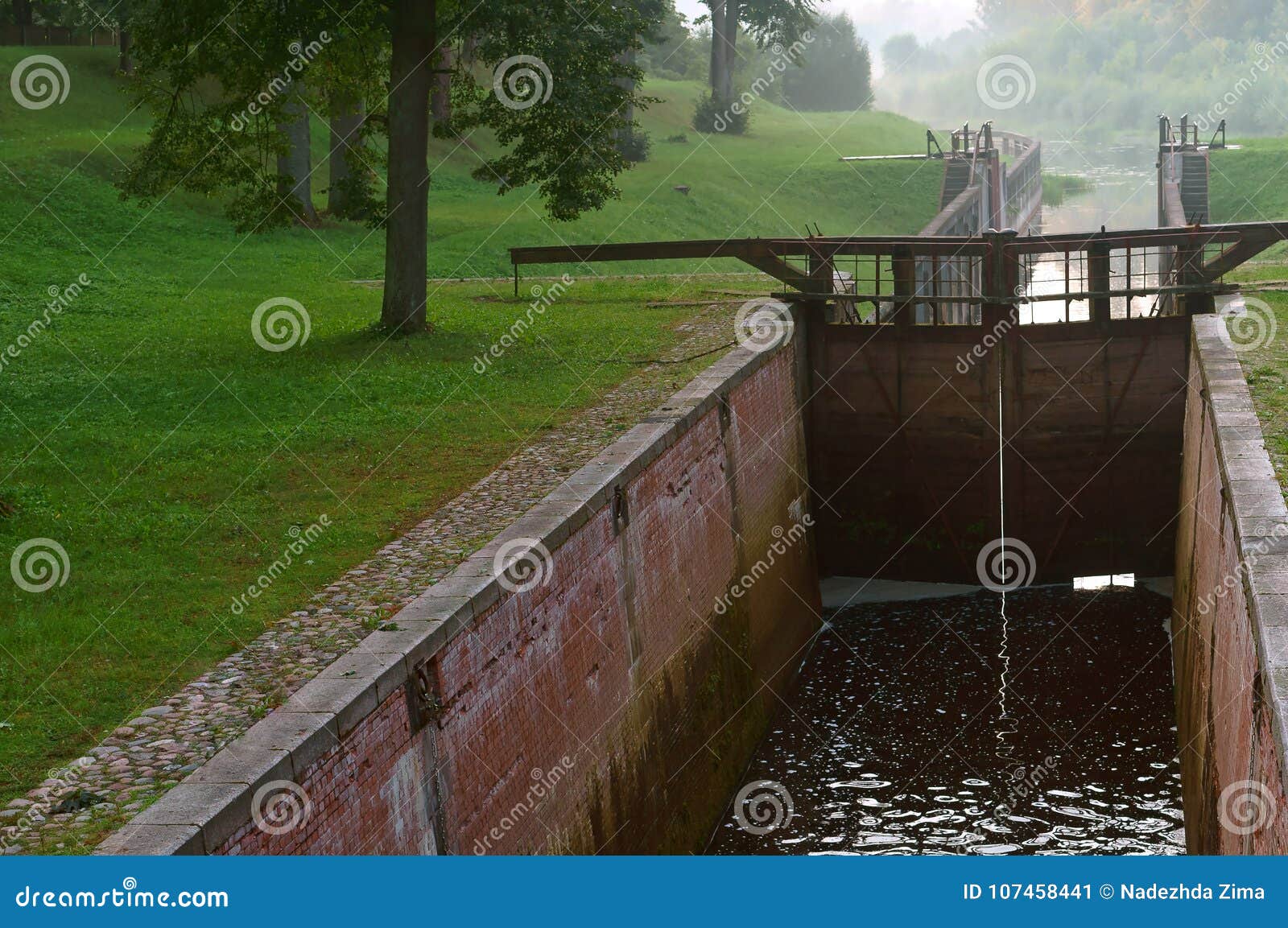 Hydraulic Gateway, Gateway Controller, the Water Level in the Channel ...