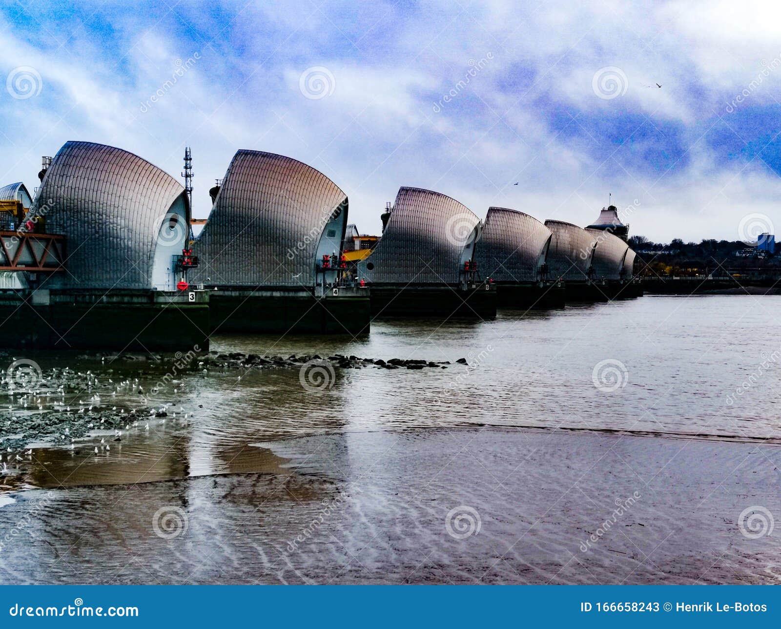 Water Lock, Gates, Corridor on Thames Editorial Stock Photo - Image of ...
