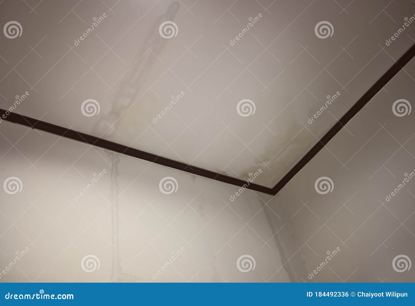 Water Marks from the Ceiling, Water Flows from the Edge of the Ceiling ...