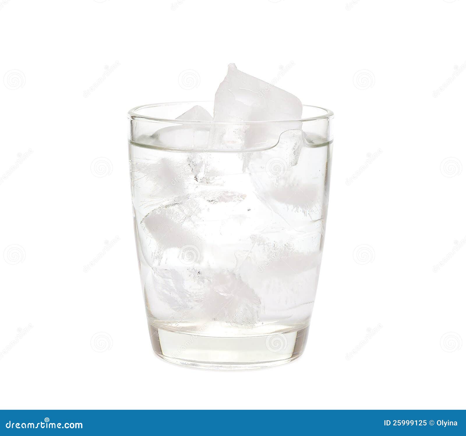 Water met ijs in een glas stock afbeelding. Afbeelding bestaande uit ...