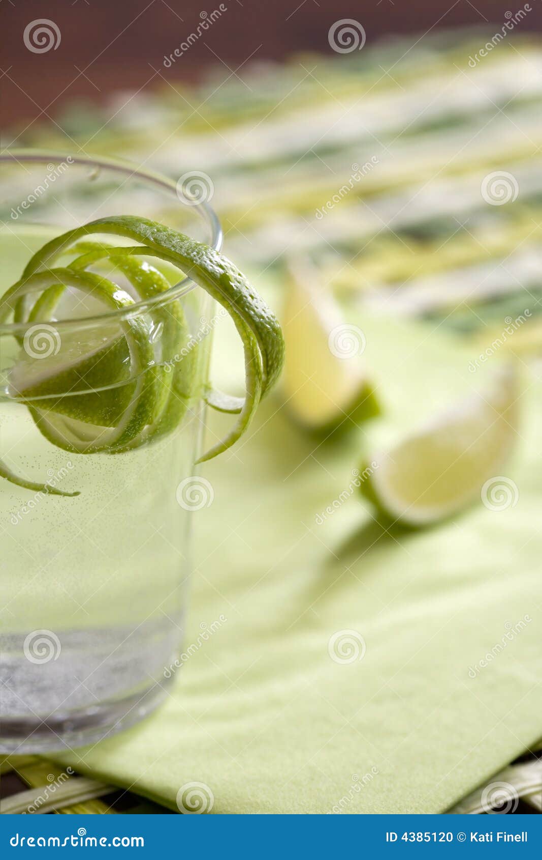 Water met kalk stock foto. Image of gezond, glas, drank - 4385120