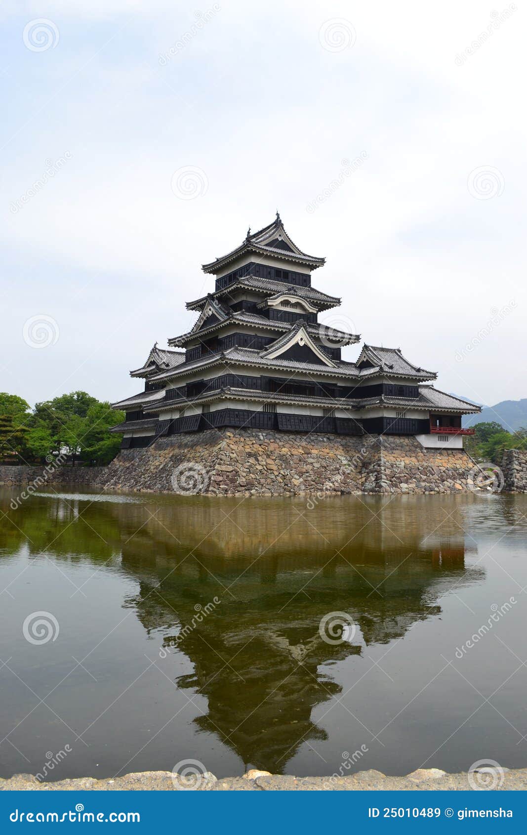 Water Reflecting the Castle Stock Image - Image of castle, japan: 25010489