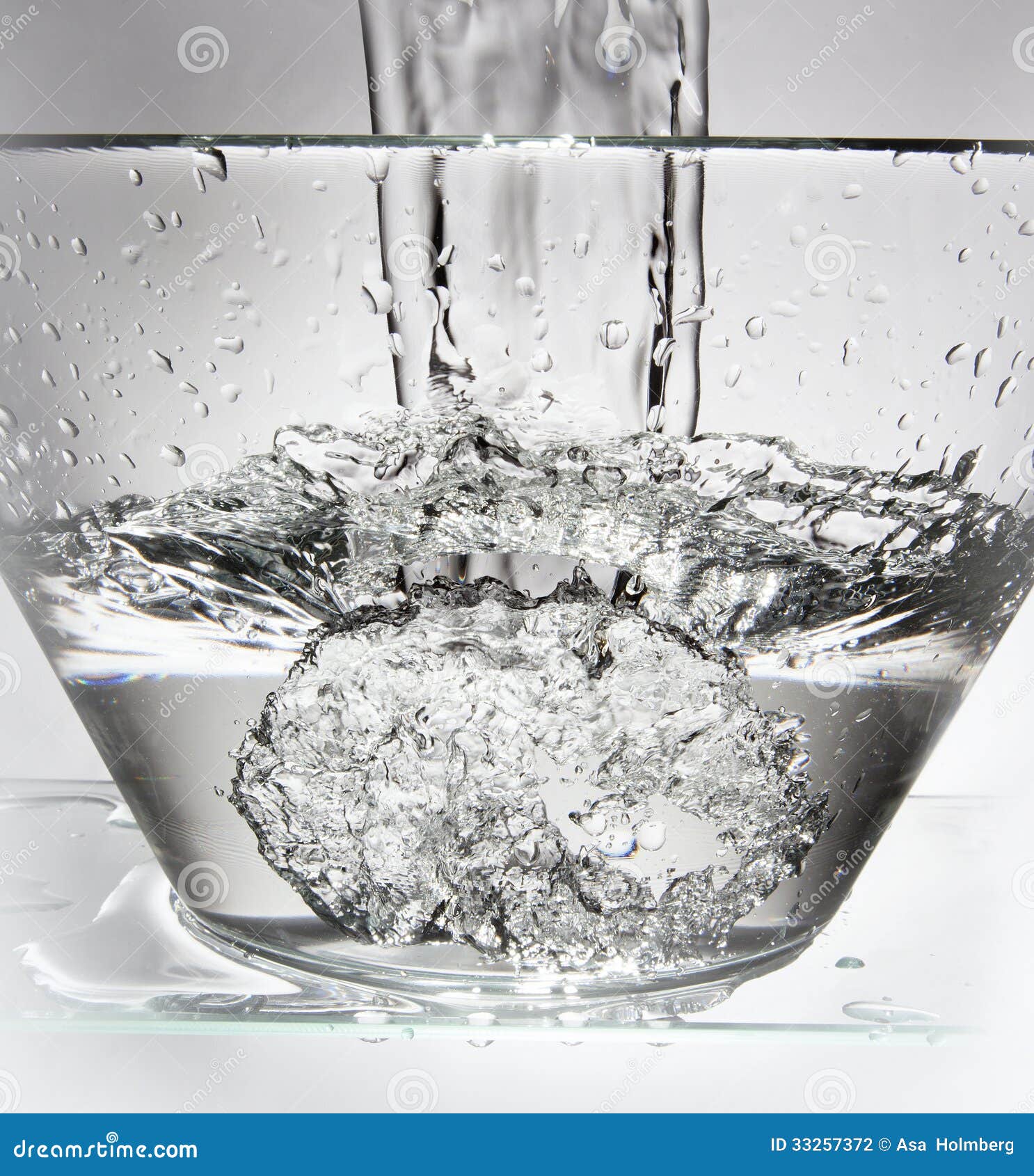 Water splash in a bowl stock photo. Image of bubbles - 33257372