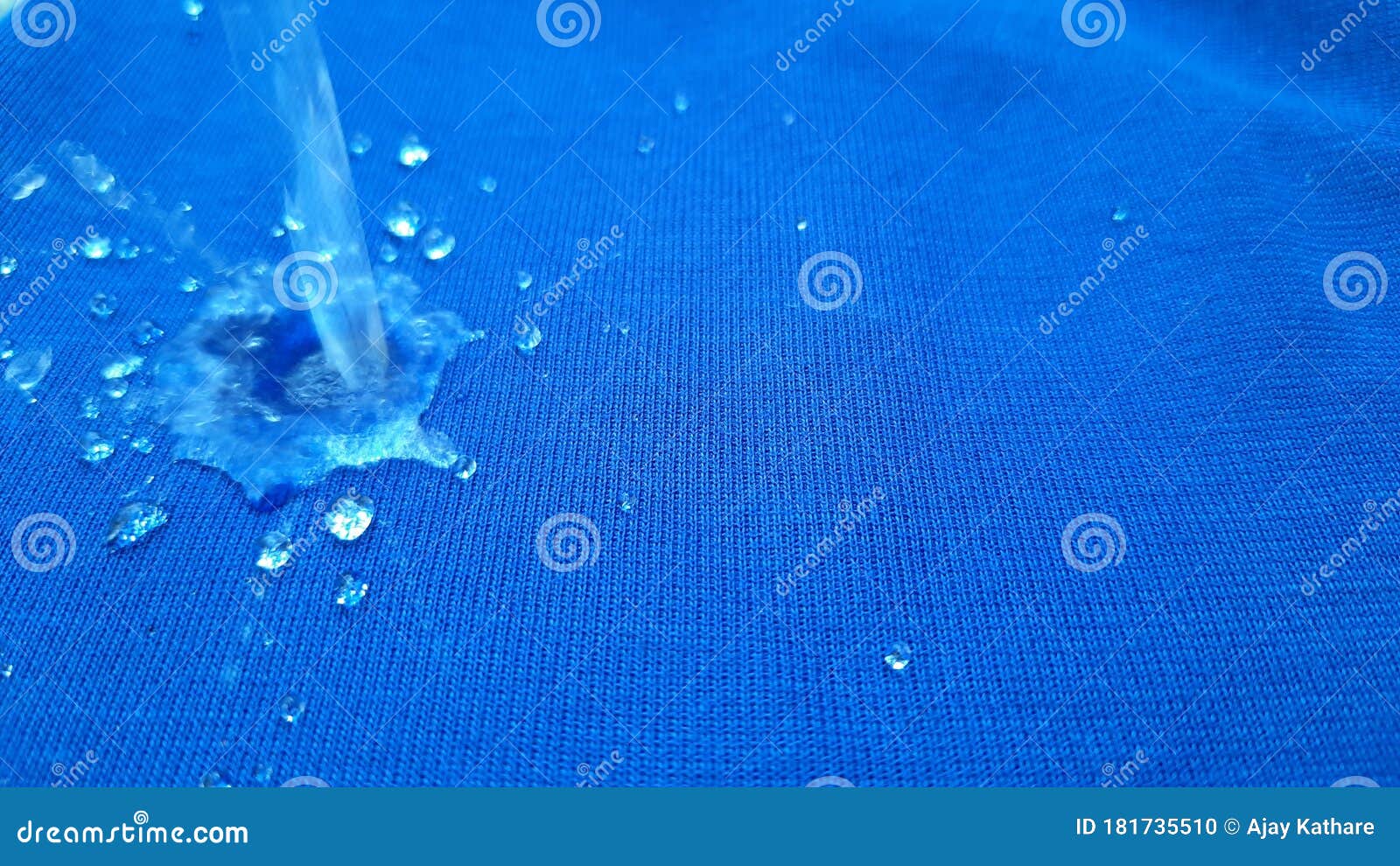 Water Splash Like a Crown ,Water Splash in Crown Shape and Falling Drop ...