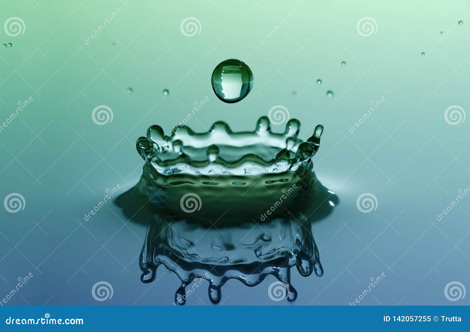 Water Splash in Shape of Crown Stock Image - Image of ripple, raindrop ...