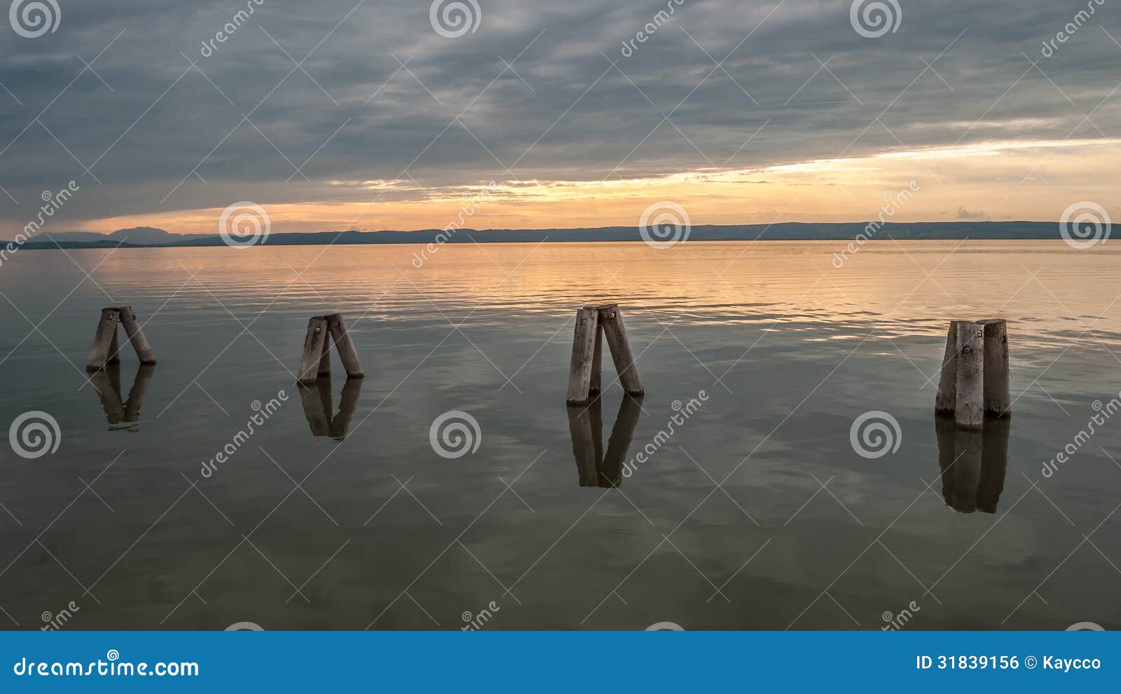 Waterbreak Dans Le Lac De Neusiedl Photo stock - Image du sunset, foncé ...