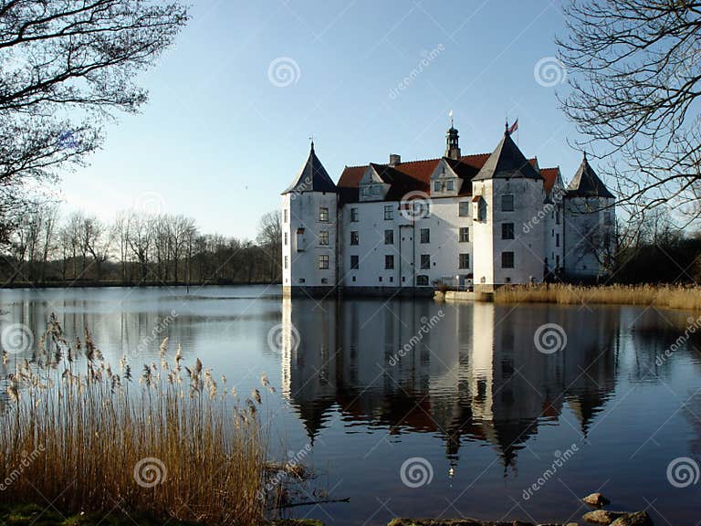 Watercastle imagen de archivo. Imagen de castillo, charca - 11469
