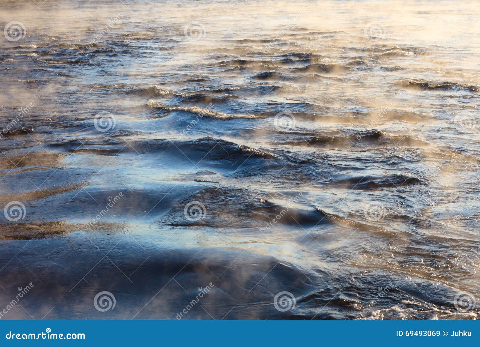 Waterdamp Op Oppervlakte Van Koud Water Stock Afbeelding - Image of ...