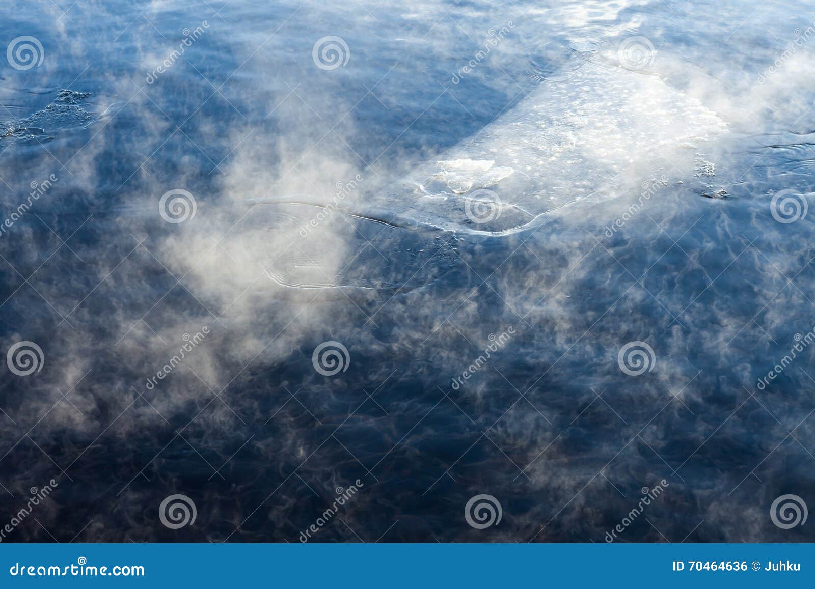 Waterdamp Op Oppervlakte Van Koud Water Stock Foto - Image of lucht ...