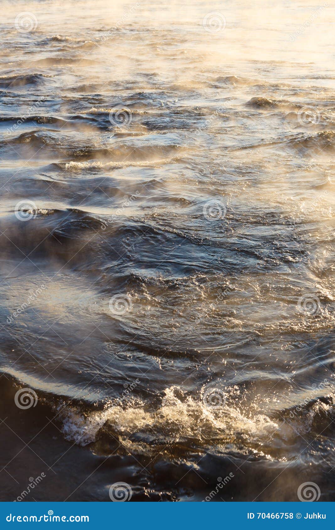 Waterdamp Op Oppervlakte Van Koud Water Stock Foto - Image of verlicht ...