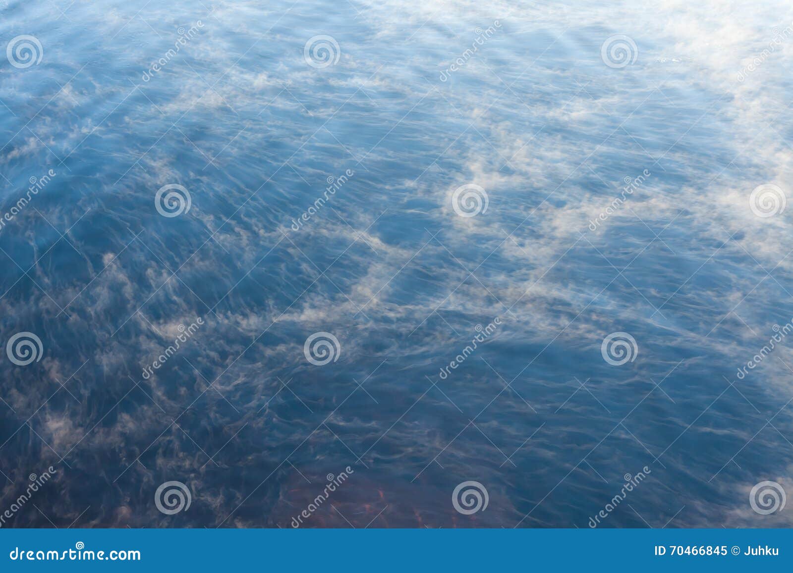 Waterdamp Op Oppervlakte Van Koud Water Stock Afbeelding - Image of ...