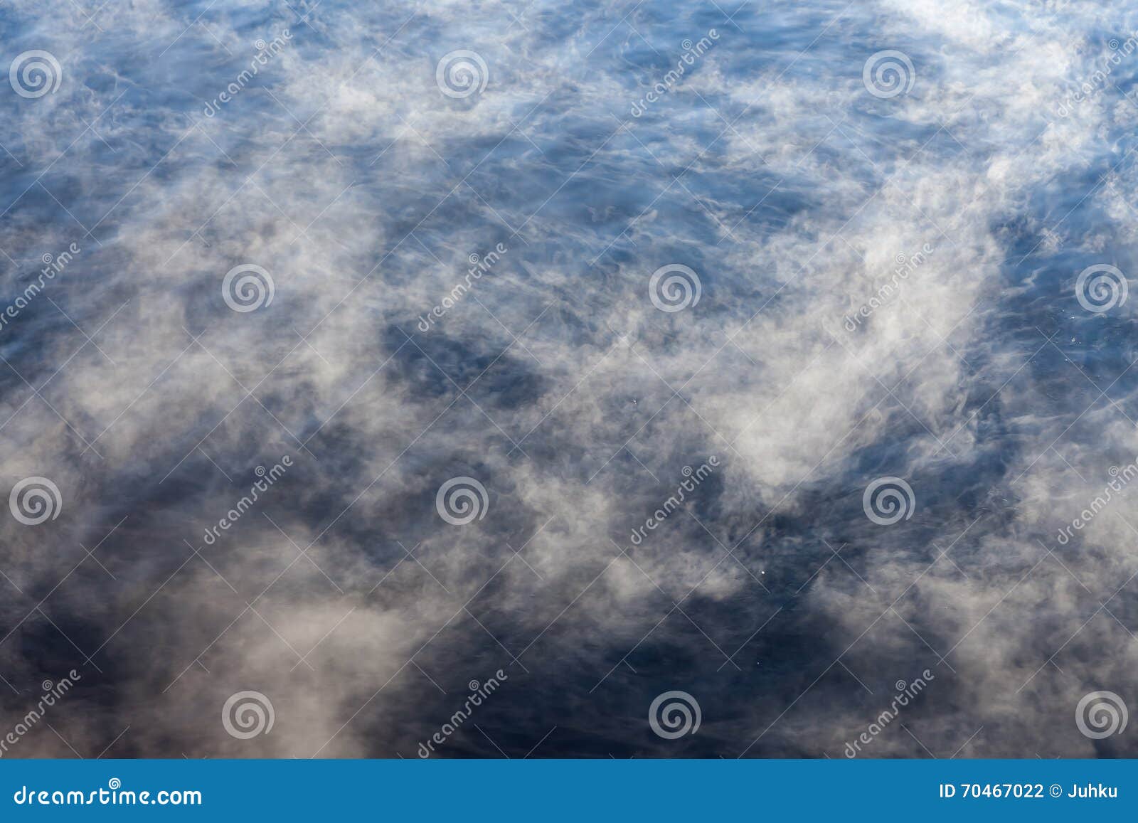 Waterdamp Op Oppervlakte Van Koud Water Stock Foto - Image of ...