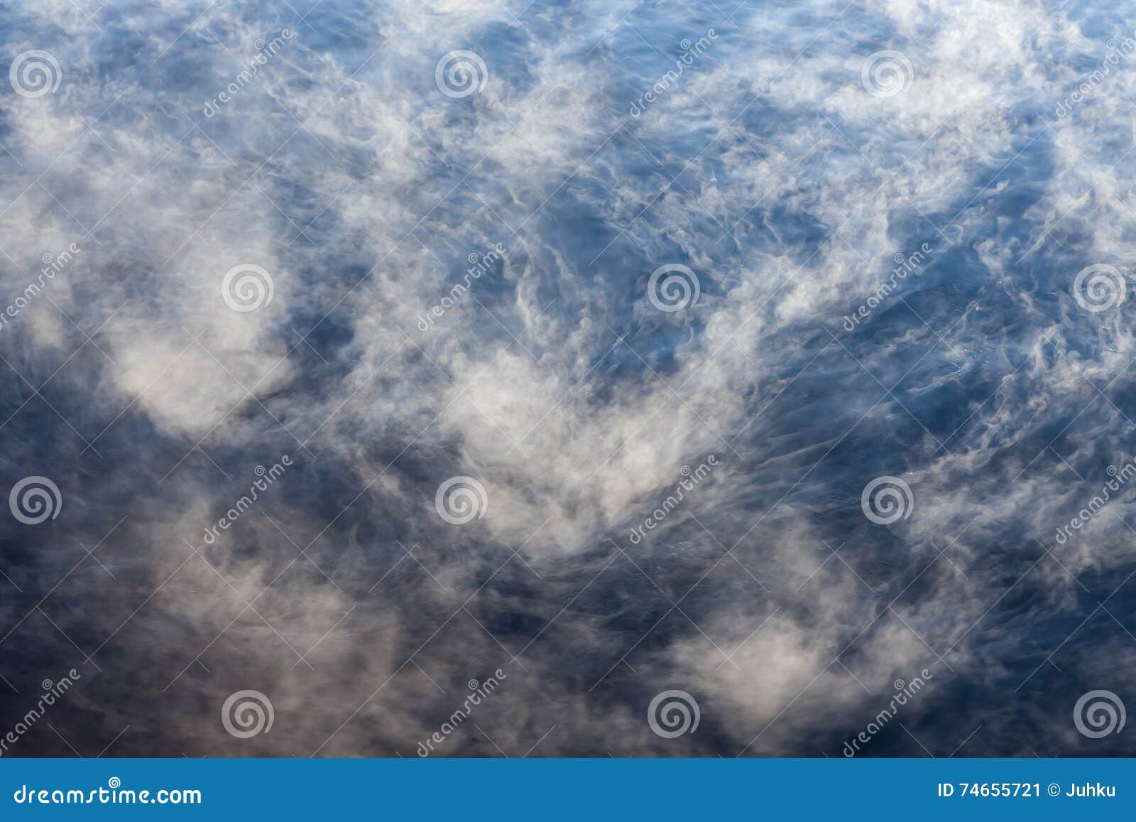 Waterdamp Op Oppervlakte Van Koud Water Stock Afbeelding - Image of ...