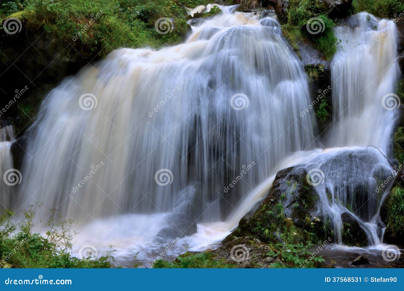 Waterfall in the Countryside Stock Image - Image of canyon, leaf: 37568531