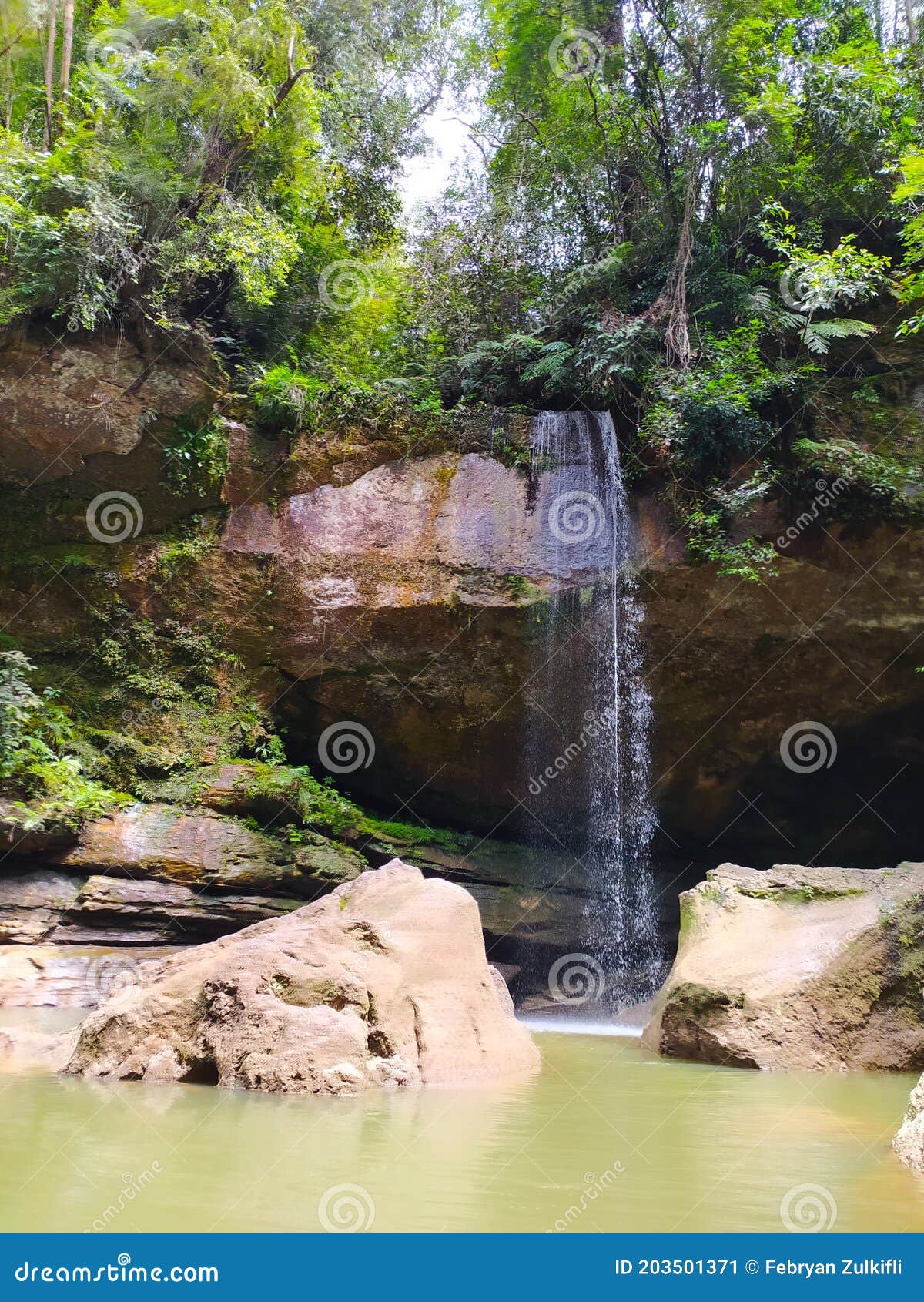 Waterfall in the Gulamo Lake Stock Image - Image of forest, autumn ...