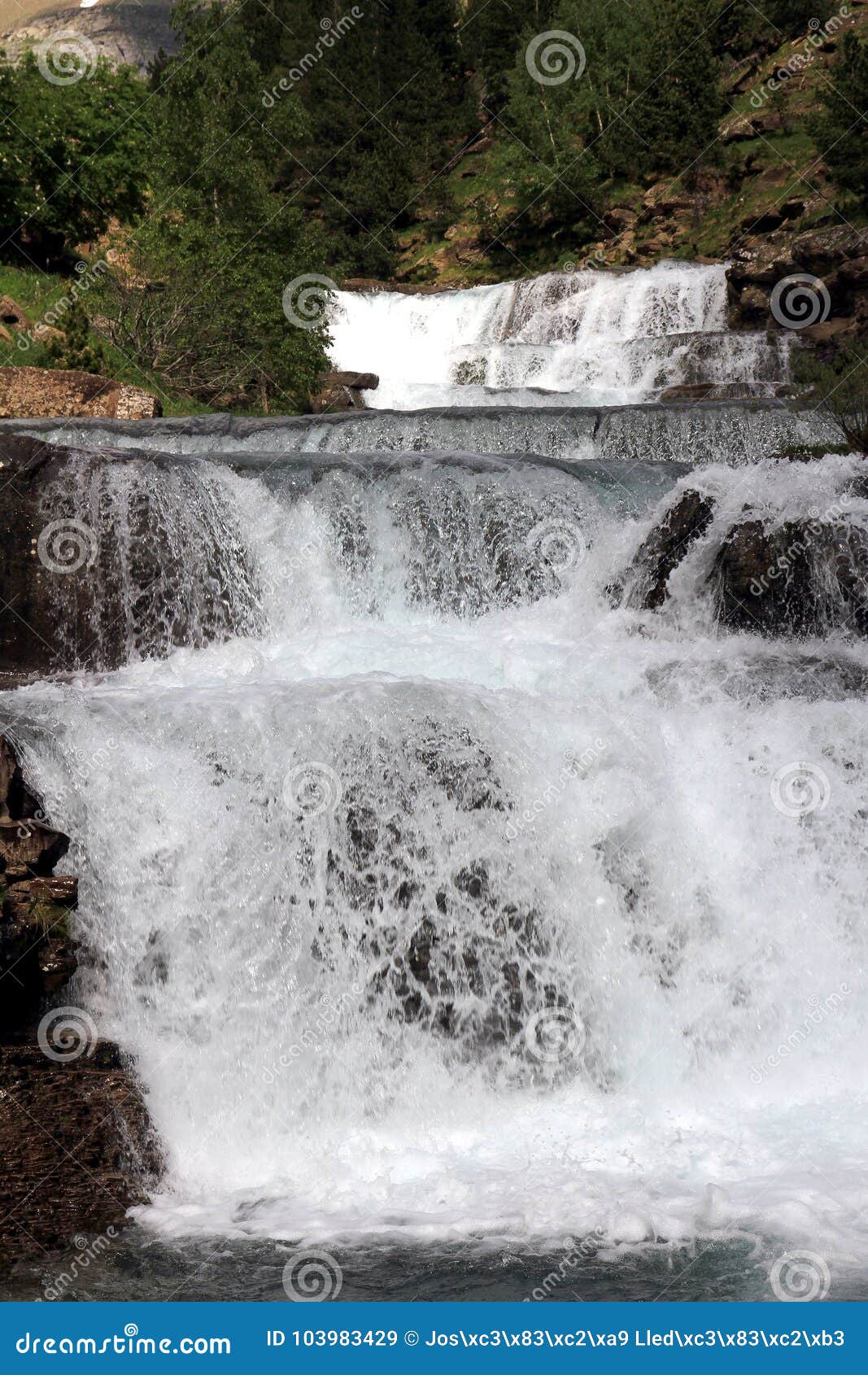 Waterfalls Gradas De Soaso En El Parque De Ordesa Imagen de archivo ...
