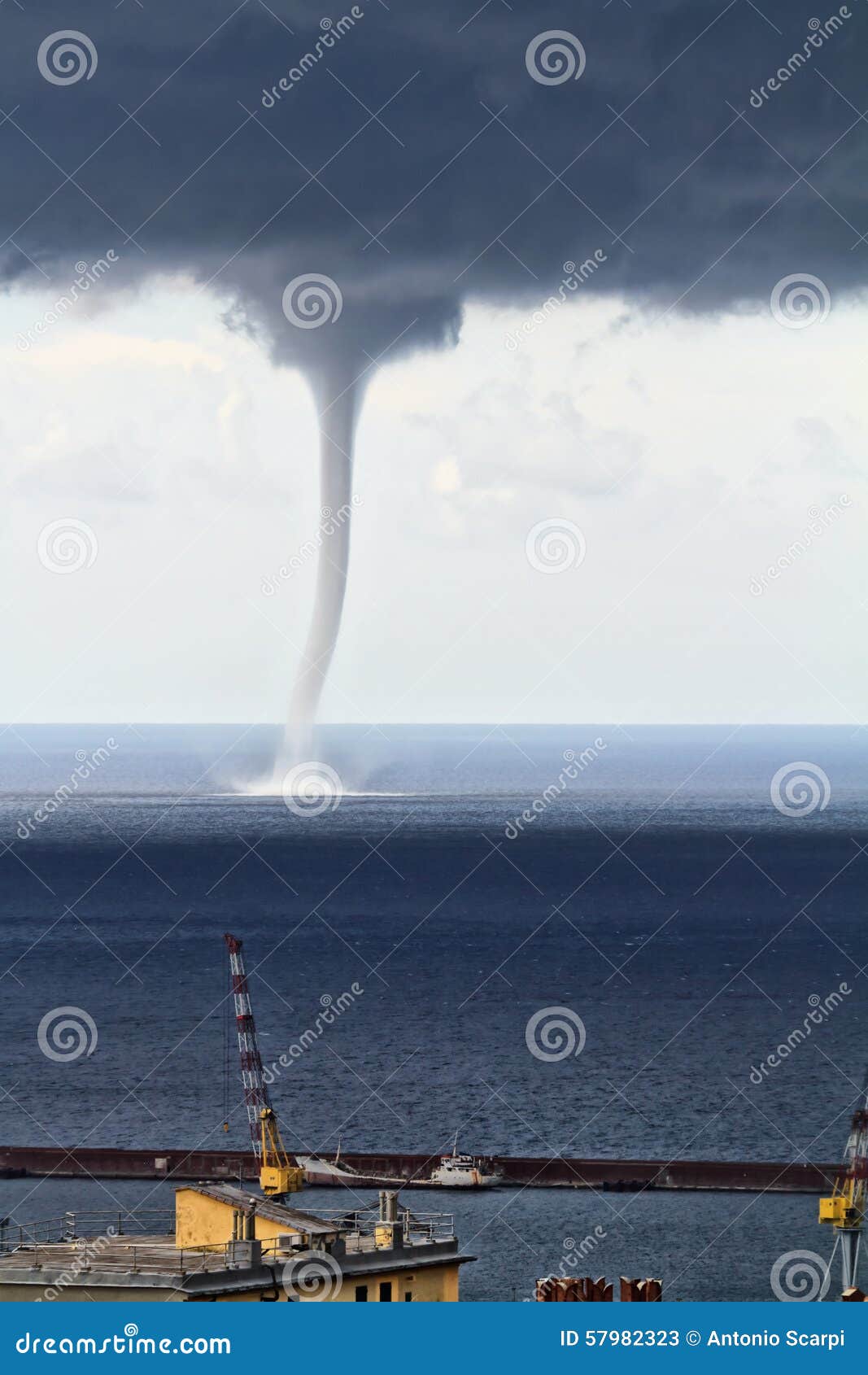 Waterhoos in Middellandse Zee Stock Afbeelding - Image of tafereel ...