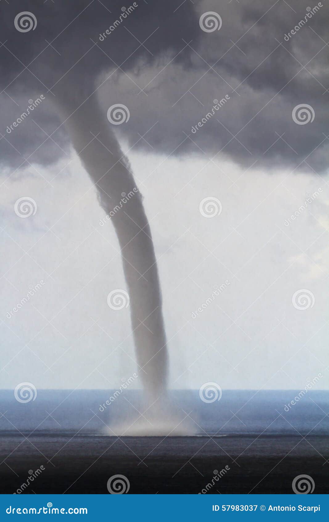 Waterhoos op de oceaan stock afbeelding. Image of cycloon - 57983037