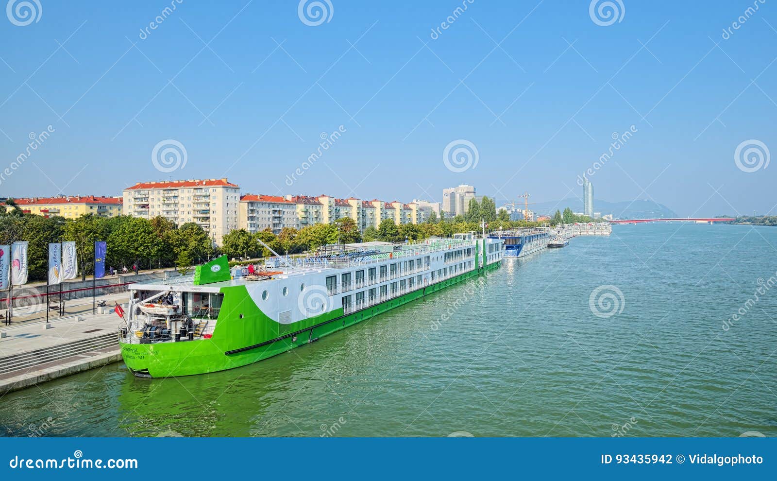 Waterkant Van De Rivier Van Donau in Wenen Redactionele Fotografie ...